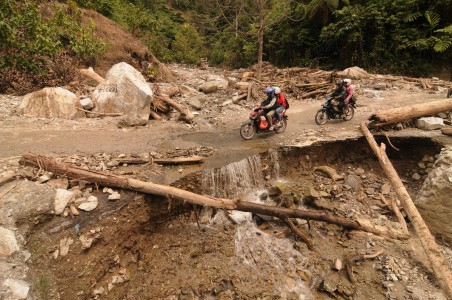 Alat Berat Disiagakan di Jalur Mudik Rawan Longsor | Berita Terkini, Independen, Terpercaya | KBR ID