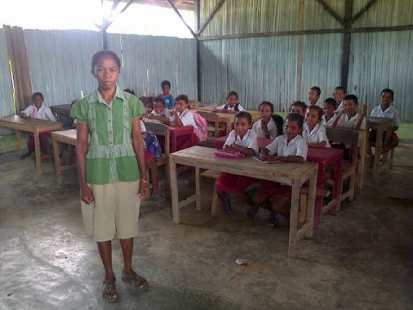 Kisah Asnat Bell, Guru Bergaji Rp 100 Ribu | KBR.ID - Tepercaya ...