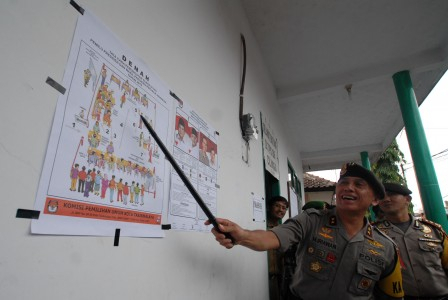 Polisi Jamin Pengiriman Kotak Suara ke Provinsi Jabar Aman | Berita ...