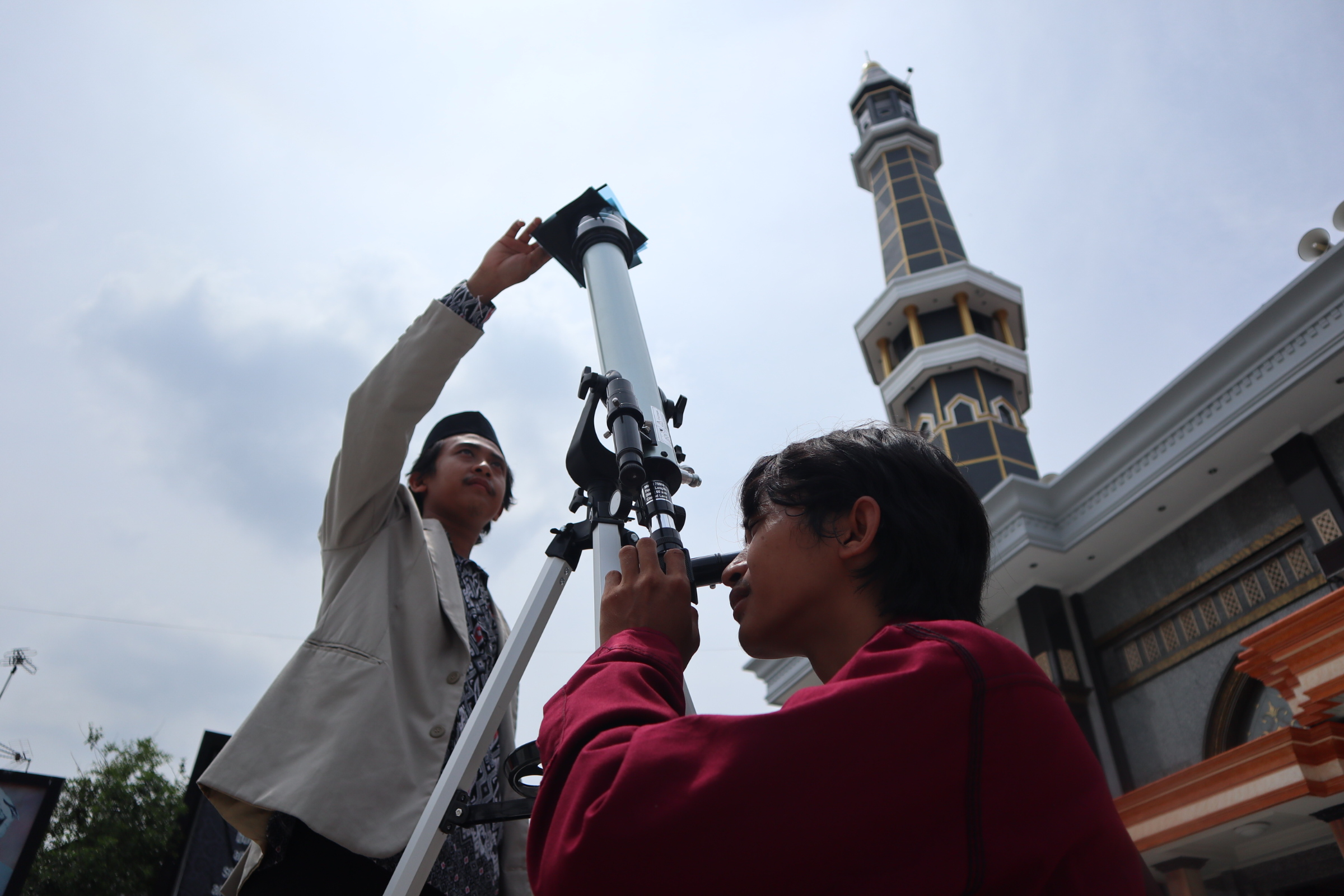 Warga Menyambut Fenomena Gerhana Matahari Cincin | Berita Terkini, Independen, Terpercaya | KBR ID