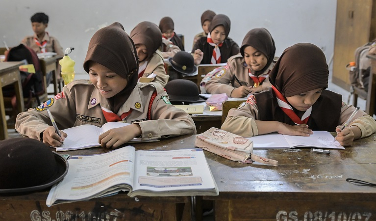 MK Perintahkan Gratiskan SD-SMP Swasta, Bagaimana Implementasinya? | KBR.ID - Tepercaya, membuka ...