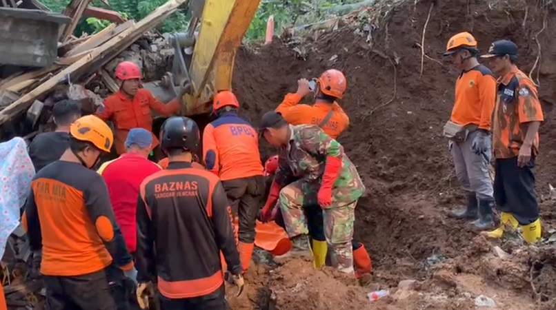 Korban Kedua Longsor di Jombang Ditemukan, Evakuasi Berjalan Dramatis | KBR.ID - Tepercaya ...