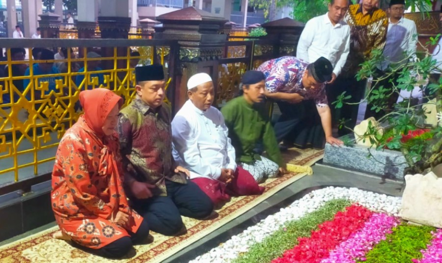 Pasangan Risma-Gus Hans Ziarah ke Makam Pendiri NU di Jombang | KBR.ID - Tepercaya, membuka ...